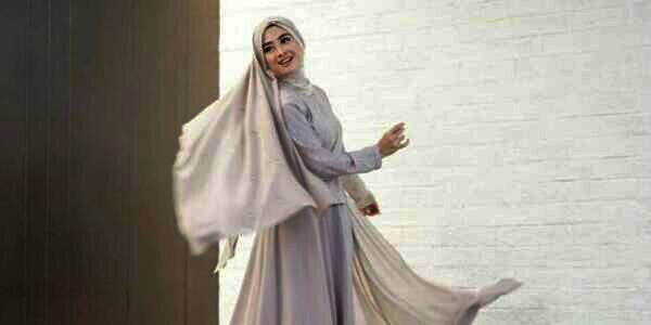 Tampil Feminin dan Nyaman Ala Vokalis Berhijab, Nina Septiani | Dream.co.id