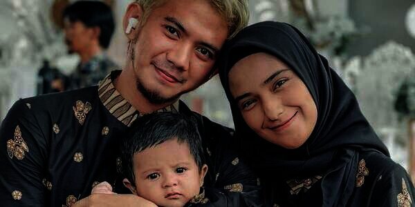 Diajak Keliling Naik Motor, Wajah Anak Rizky DA Jadi Sorotan | Dream.co.id