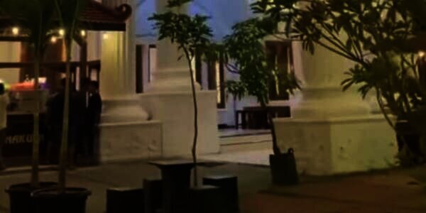 Viral Angkringan `Sultan` di Rumah Mewah, Harga Merakyat Sensasi Hotel ...