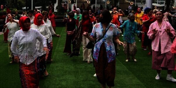Wujudkan Kebaya Goes to UNESCO, Ratusan Perempuan Berkebaya Menari di ...