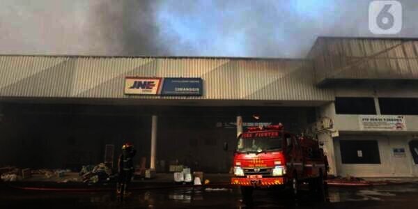 Gedung JNE di Cimanggis Kebakaran, 200 Ribu Produk EIGER Dilahap Api ...