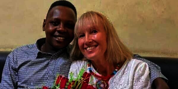 Bule Ini Rela Pindah Negara Demi Nikahi Brondong 30 Tahun Lebih Muda