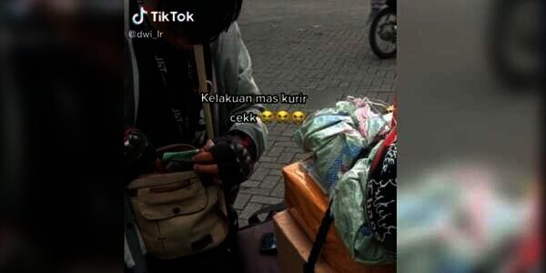 Aksi Kurir Antar Paket Bonus Ayam Goreng ke Pelanggan Cewek Bikin Baper ...