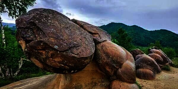 Dikira Cuma di Dongeng, Batu 'Beranak' Ternyata Ada di Dunia Nyata, Ini ...