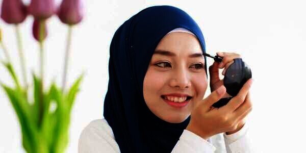 Rapikan Alis Gondrong dan Sulit Diatur dengan Tutorial MUA | Dream.co.id