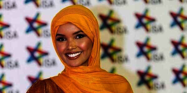 Look Elegan Halima Aden dengan Dua Warna Klasik | Dream.co.id