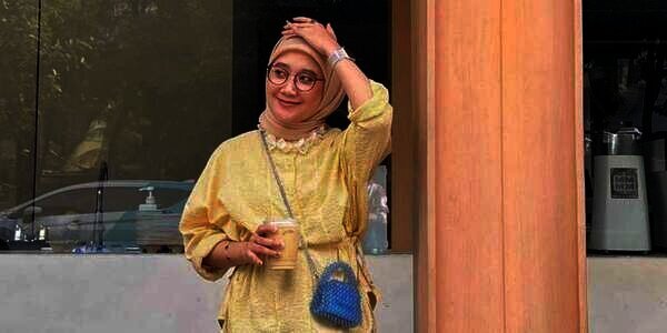 Sweet Comfy Style dengan Paduan Warna Biru dan Kuning | Dream.co.id