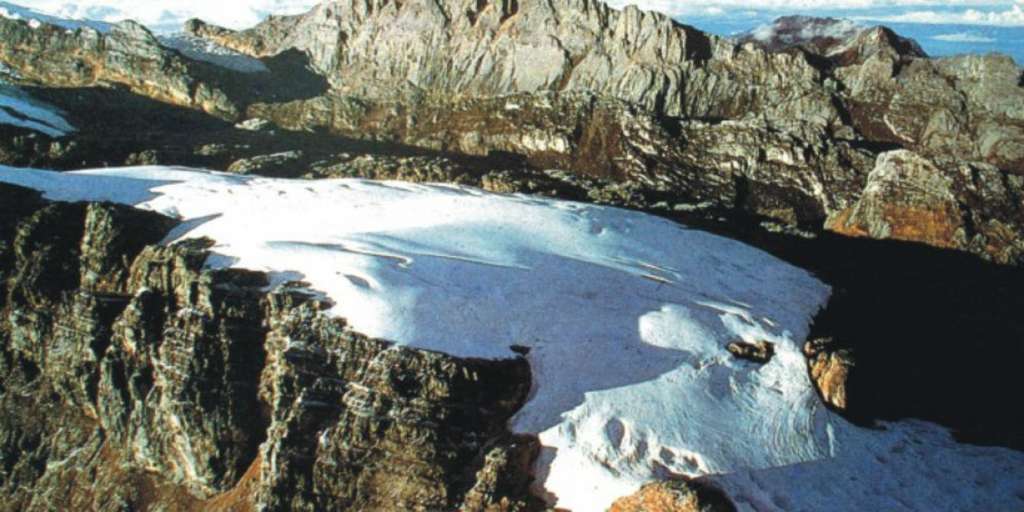 Melihat Satu-satunya Gletser Abadi di Indonesia | Dream.co.id