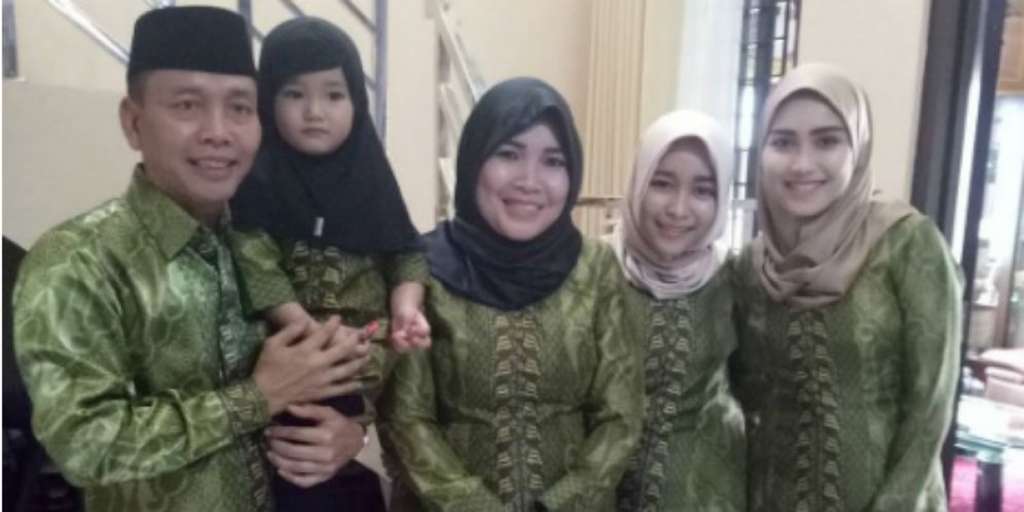 Penampilan Syar`i Keluarga Ayu Ting Ting Saat Umroh Panen Doa | Dream.co.id