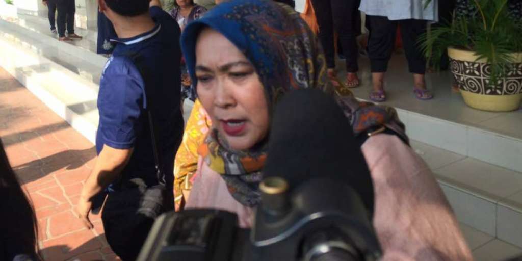 Jenguk Jupe, Yenny Rachman: Semoga Allah Angkat Penyakitnya | Dream.co.id