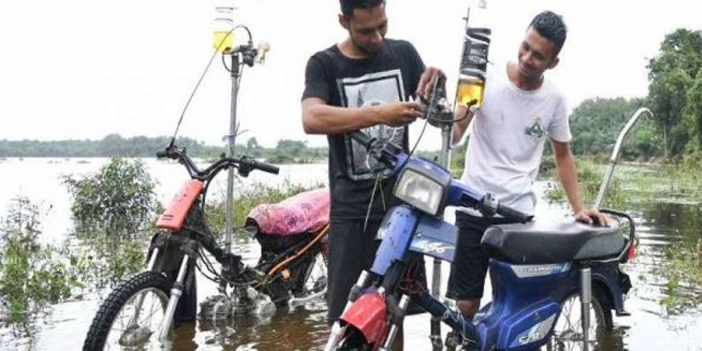 Keren! Motor Amfibi Ini Tetap Melaju Meski Seluruh Bodi Terendam Banjir ...