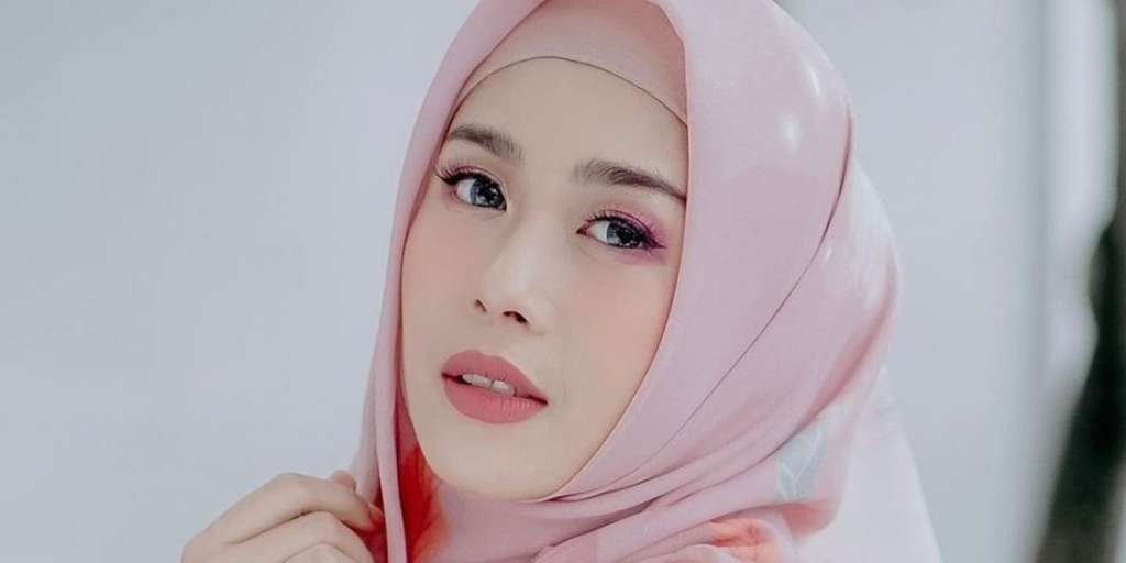 7 Gaya Widya Amelia, Istri Yoga Arizona Usai Mantap Berhijab - Photo 1 ...