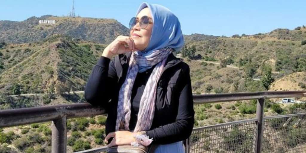 9 Potret Umi Kalsum Saat Liburan ke Berbagai Negara, Penampilannya Jadi ...