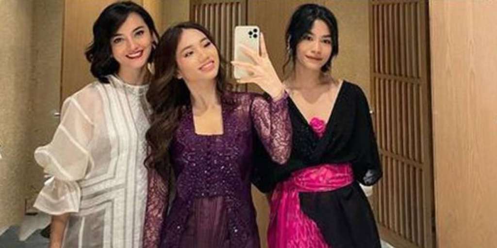 Cantik Pakai Kebaya, Potret Jasmine Abeng Putri Sulung Ririn Ekawati saat Wisuda - Photo 1 ...