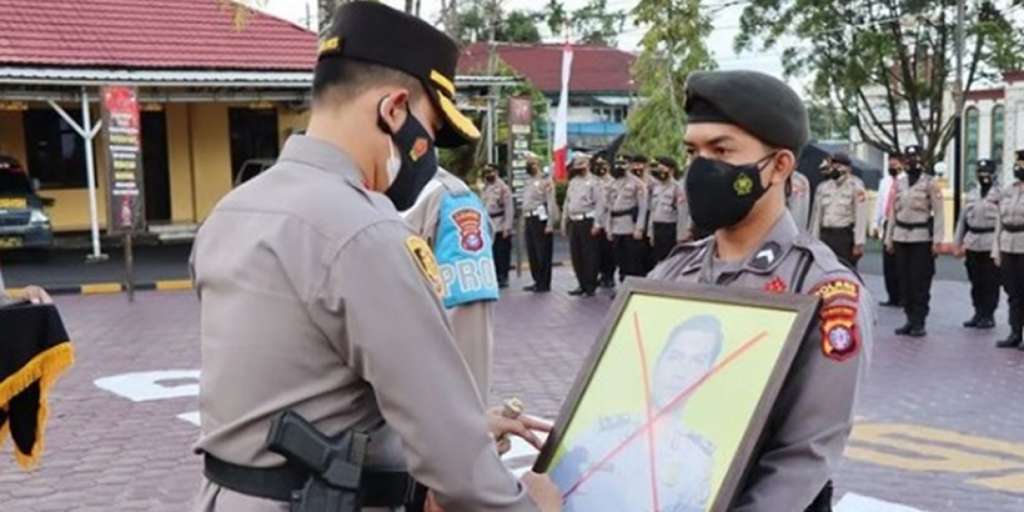 Potret Bintara Polri Dipecat Secara Tidak Hormat, Fotonya Dicoret Tinta ... Potret Bintara Polri Dipecat Secara Tidak Hormat, Fotonya Dicoret Tinta ...