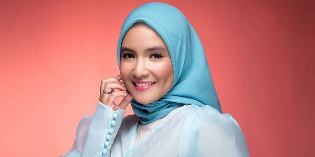 Gaya Intan Nuraini Tampil Bergaun Biru, Bak Cinderella di Dunia Nyata ...