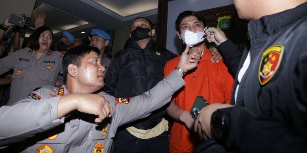 Foto Rizky Billar Tertunduk Lesu Pakai Baju Tahanan Masker Dibuka