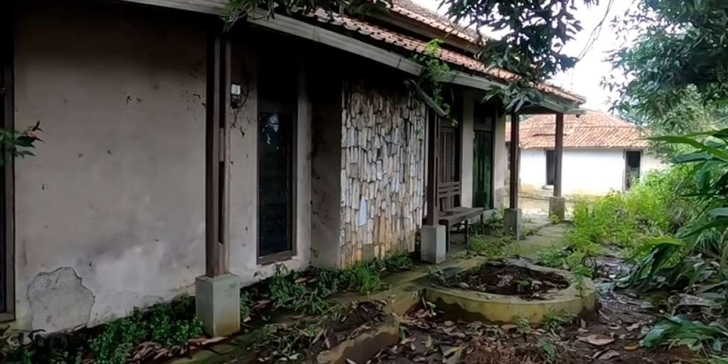 10 Potret Rumah Tua Terbengkalai 20 Tahun Milik Jenderal, Ngeri Ada ...