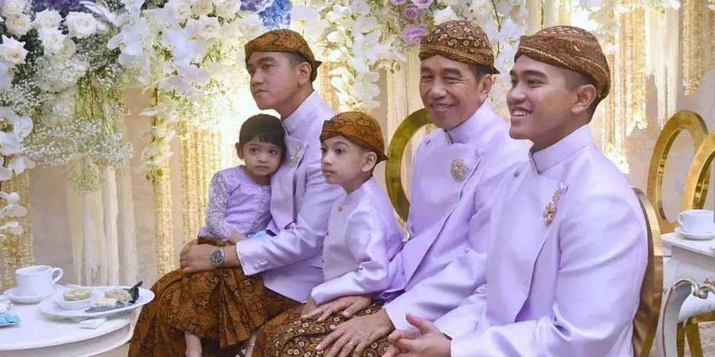 Momen Jokowi Hentikan Langkah saat Adzan Berkumandang di Acara Midodareni Erina Gudono Tuai ...