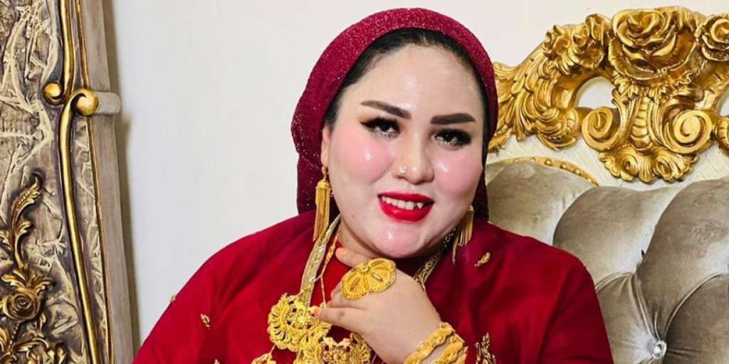Pernah Jadi Biduan, Potret Mira Hayati yang Viral Beli Tas Emas Rp500 ...