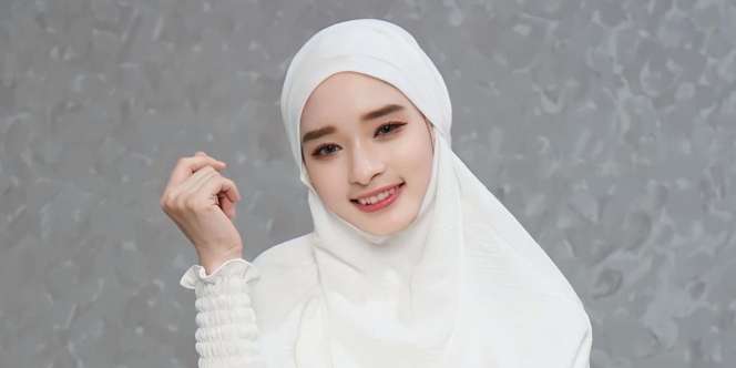 Fresh Look Inara Rusli, Padukan Makeup Lembut dan Outfit Serba Putih ...