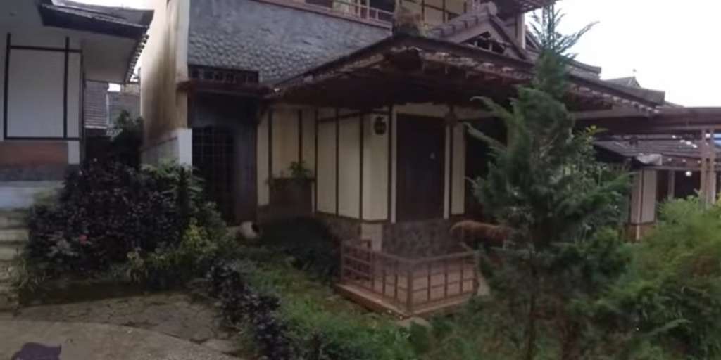 10 Potret Kampung Zombie Terbengkalai di Kawasan Cipanas, Puluhan Rumah ...