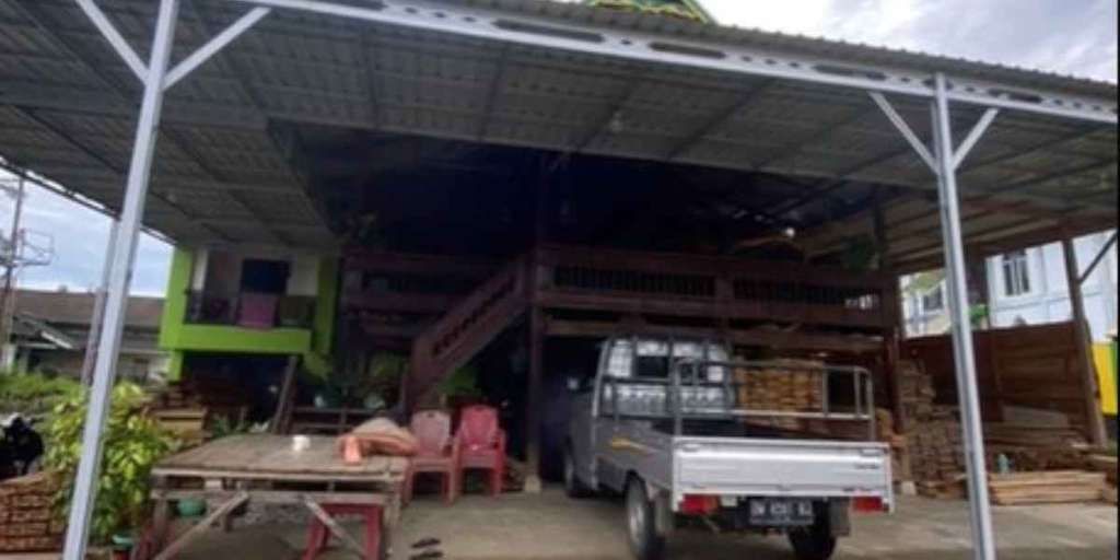 Dari Luar Rumah Kayu Sederhana, Interiornya Perabot Emas | Dream.co.id