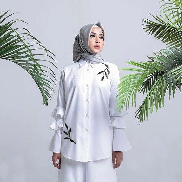 Zashi: Koleksi Terbaru, Blus Putih Simpel Elegan | Dream.co.id