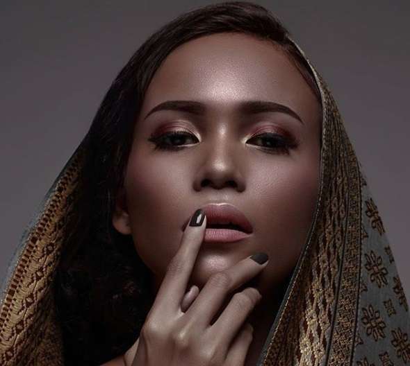 Rahasia Penampilan Cantik Iko Bustomi, Intip Cara Dia Makeup | Dream.co.id