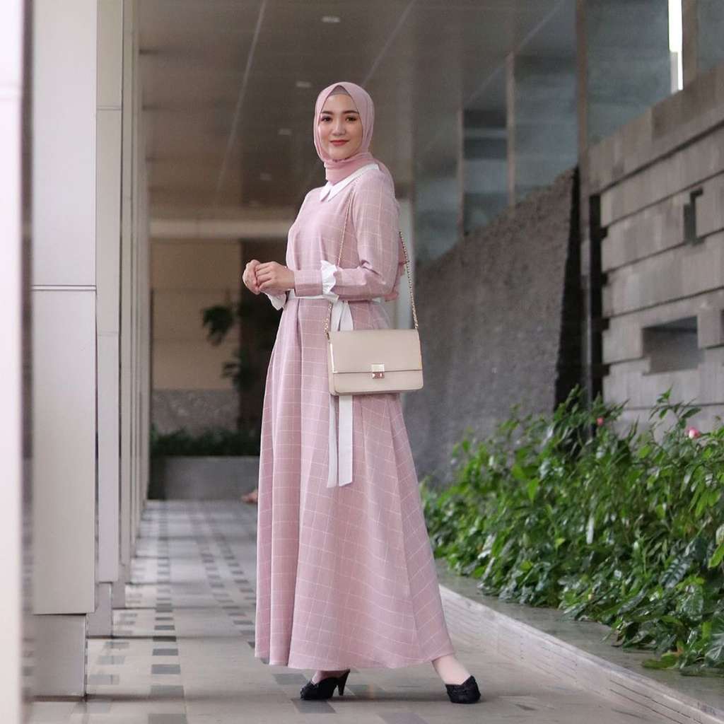 Serba Pink, Erica Putri Tampil Memesona | Dream.co.id