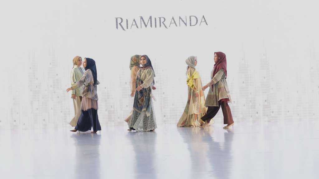 Inspirasi Penenun Bali di Koleksi Terbaru Ria Miranda | Dream.co.id