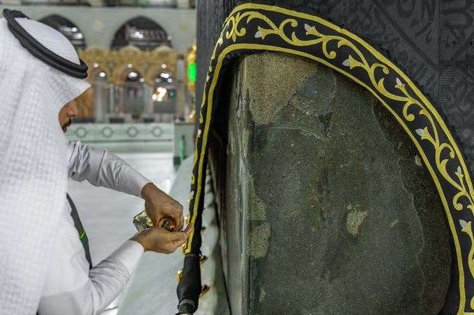 Pandemi Corona, Kabah dan Hajar Aswad Dicuci serta Diberi Parfum 5 Kali ...