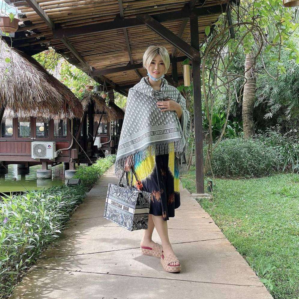 Inul Daratista Padukan Dior dan Daster, Lihat Gayanya | Dream.co.id
