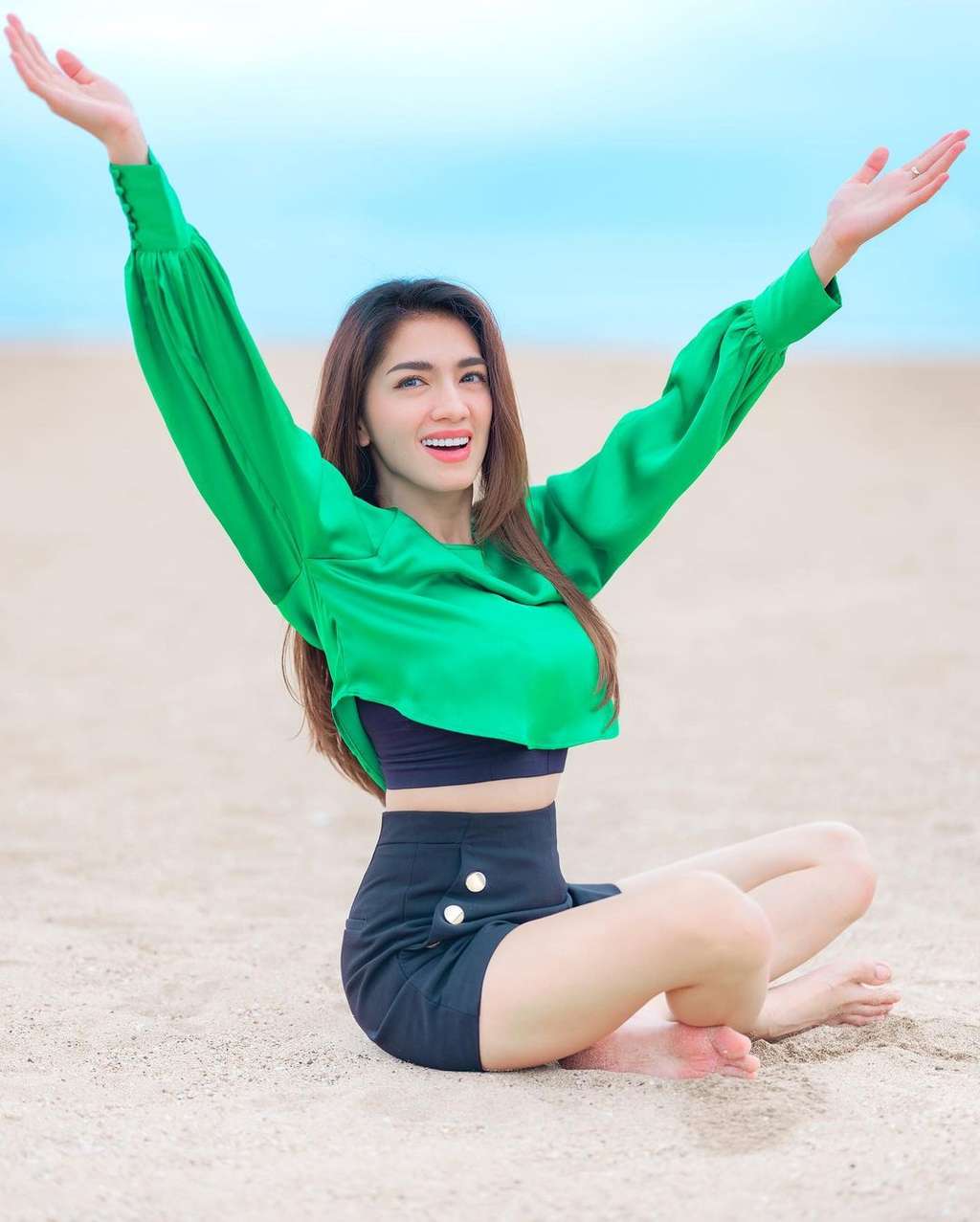 5 Potret Terbaru Angel Karamoy, Bagian Tubuhnya Bikin Salfok | Dream.co.id
