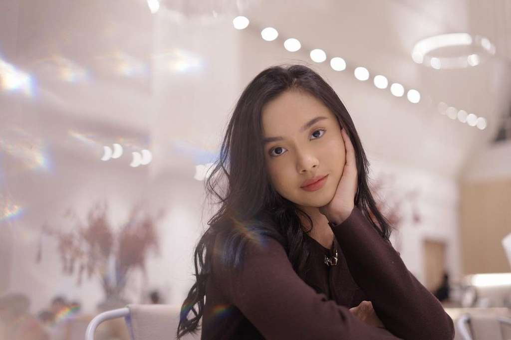 Tampil Beda Pakai Poni, Lyodra Ginting Disebut Mirip Lisa Blackpink ...