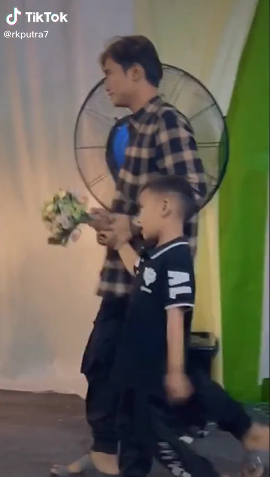 Viral Video Pria Hadiri Pernikahan Mantan Istri Sambil Bawa Anak