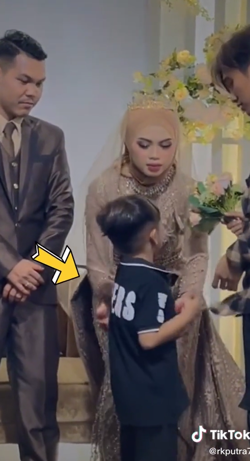 Viral Video Pria Hadiri Pernikahan Mantan Istri Sambil Bawa Anak