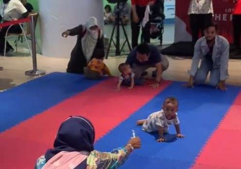 Lomba Merangkak, Bayi Dipancing Pakai Kartu ATM Langsung Melesat ...