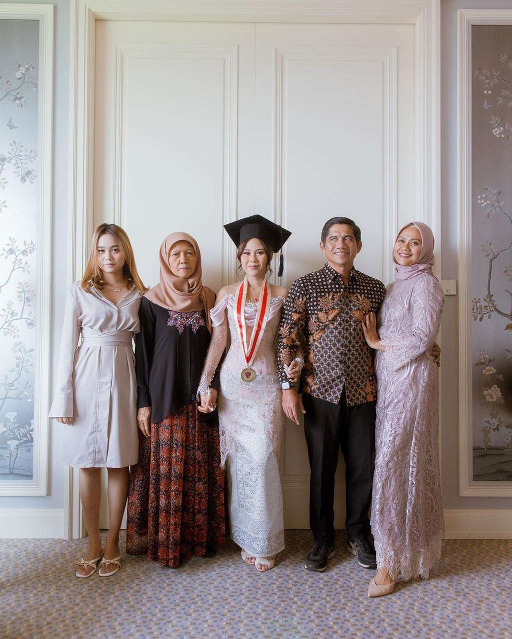 Momen Nadin Amizah Wisuda, Tampil Flawless dengan Riasan Simple | Dream ...