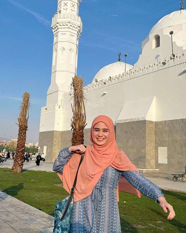 5 Potret Cantik Tissa Biani Berhijab Saat Ibadah Umroh di Tanah Suci ...