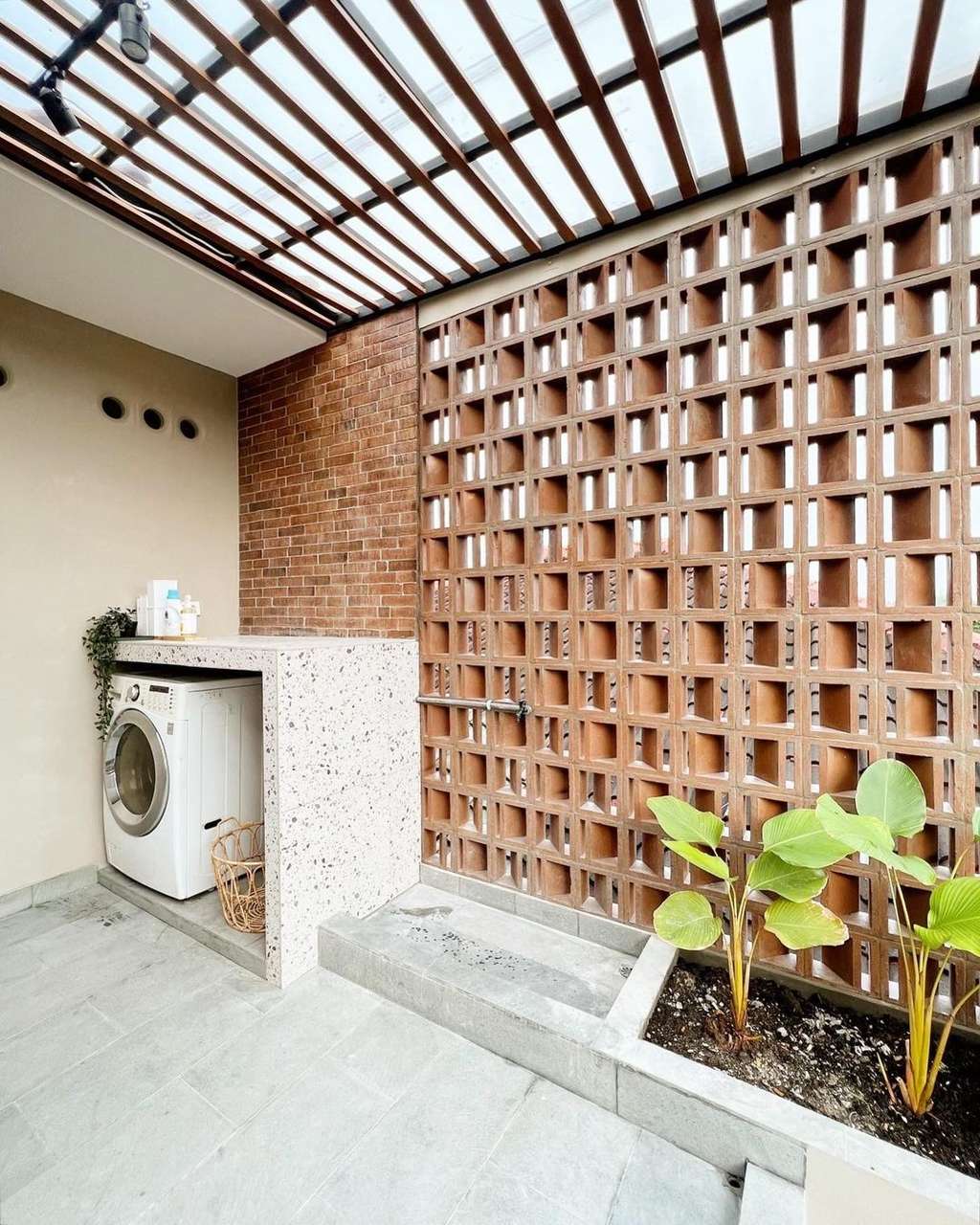 Laundry Room Semi Outdoor Ditata Apik dengan Tembok Roaster | Dream.co.id
