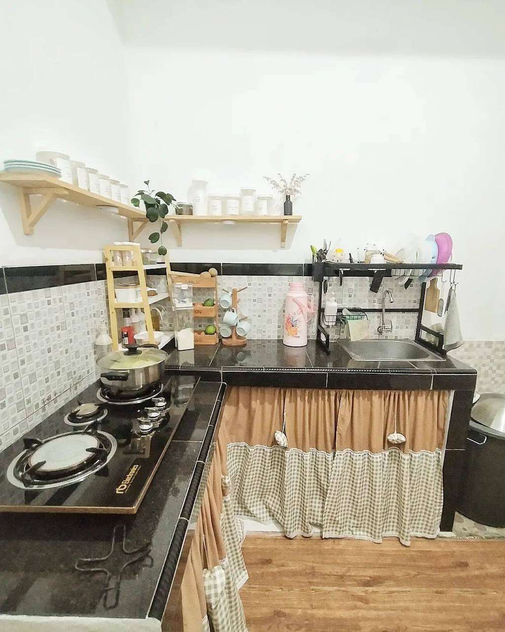 Dapur 'Segaris' Sekaligus Ruang Cuci, Penataannya Super Rapi | Dream.co.id