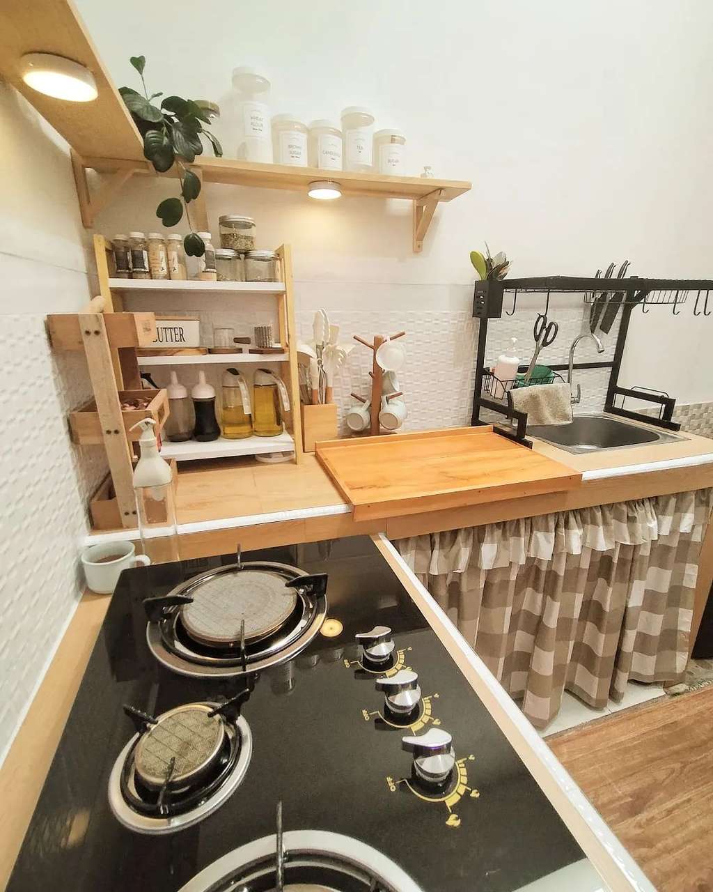 Dapur 'Segaris' Sekaligus Ruang Cuci, Penataannya Super Rapi | Dream.co.id