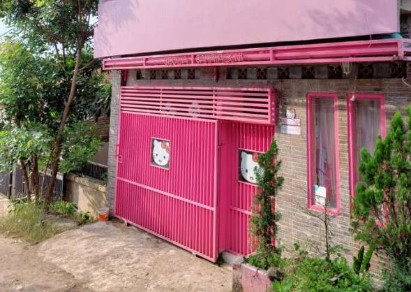 Rumah Hello Kitty di Bandung, Teras Hingga Ruang Cuci Warna Pink ...