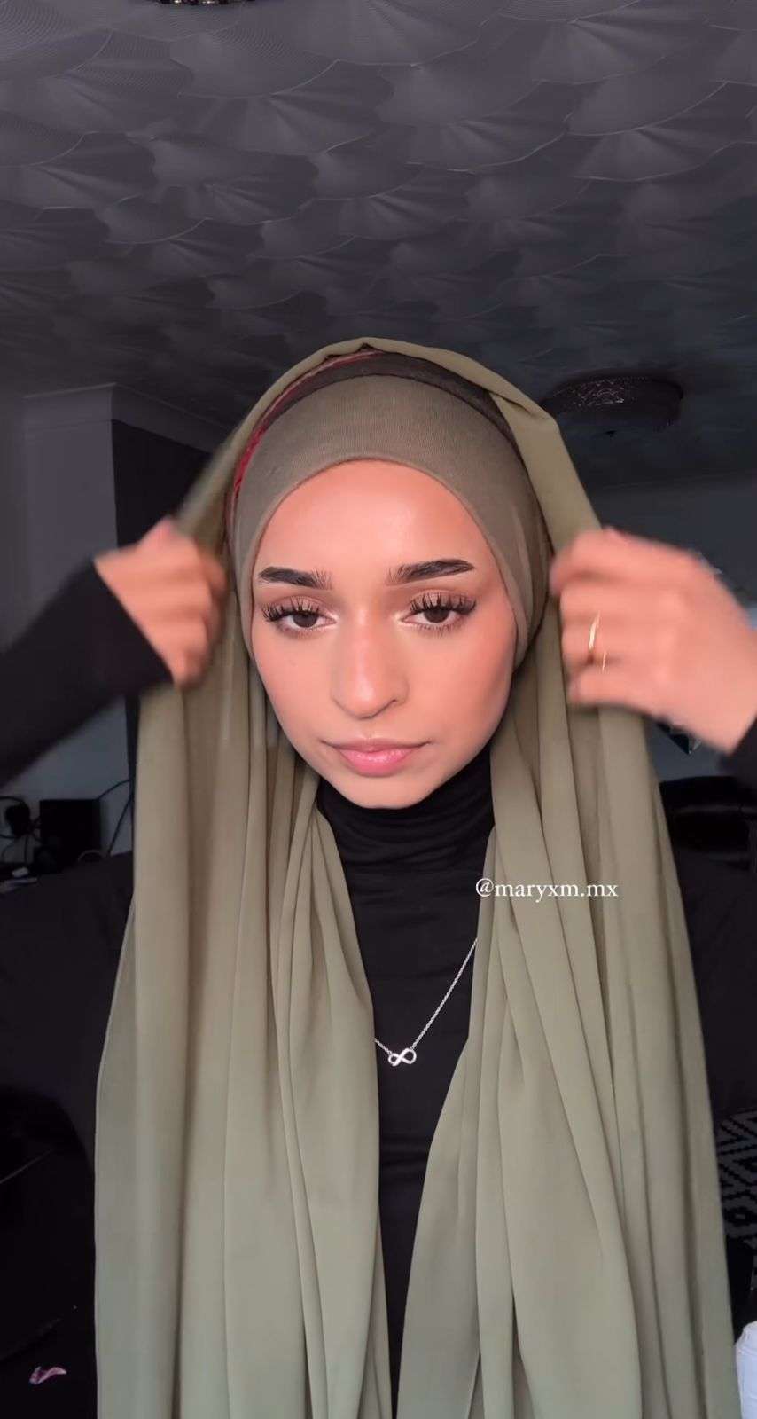 Tampilan Hijab Flowy Selalu Rapi, Cocok untuk Sehari-hari | Dream.co.id
