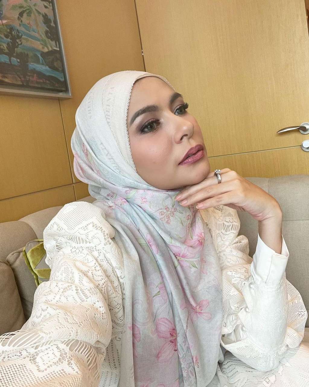 Berbalut Dress Putih, Meisya Siregar Tampil Stunning | Dream.co.id