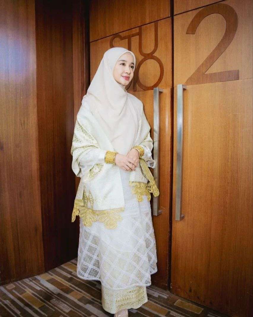 Pakai Tunik dengan Model Baju Kurung, Lihat Anggunnya Laudya Cynthia ...