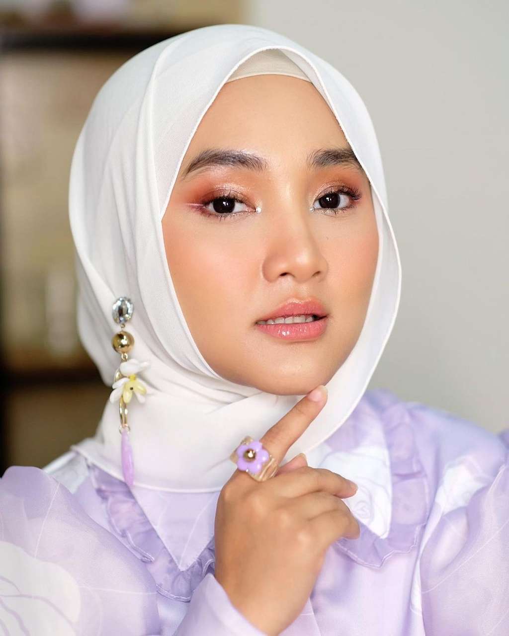 Fatin Shidqia Tampil Flawless dengan Makeup Satin Finish | Dream.co.id