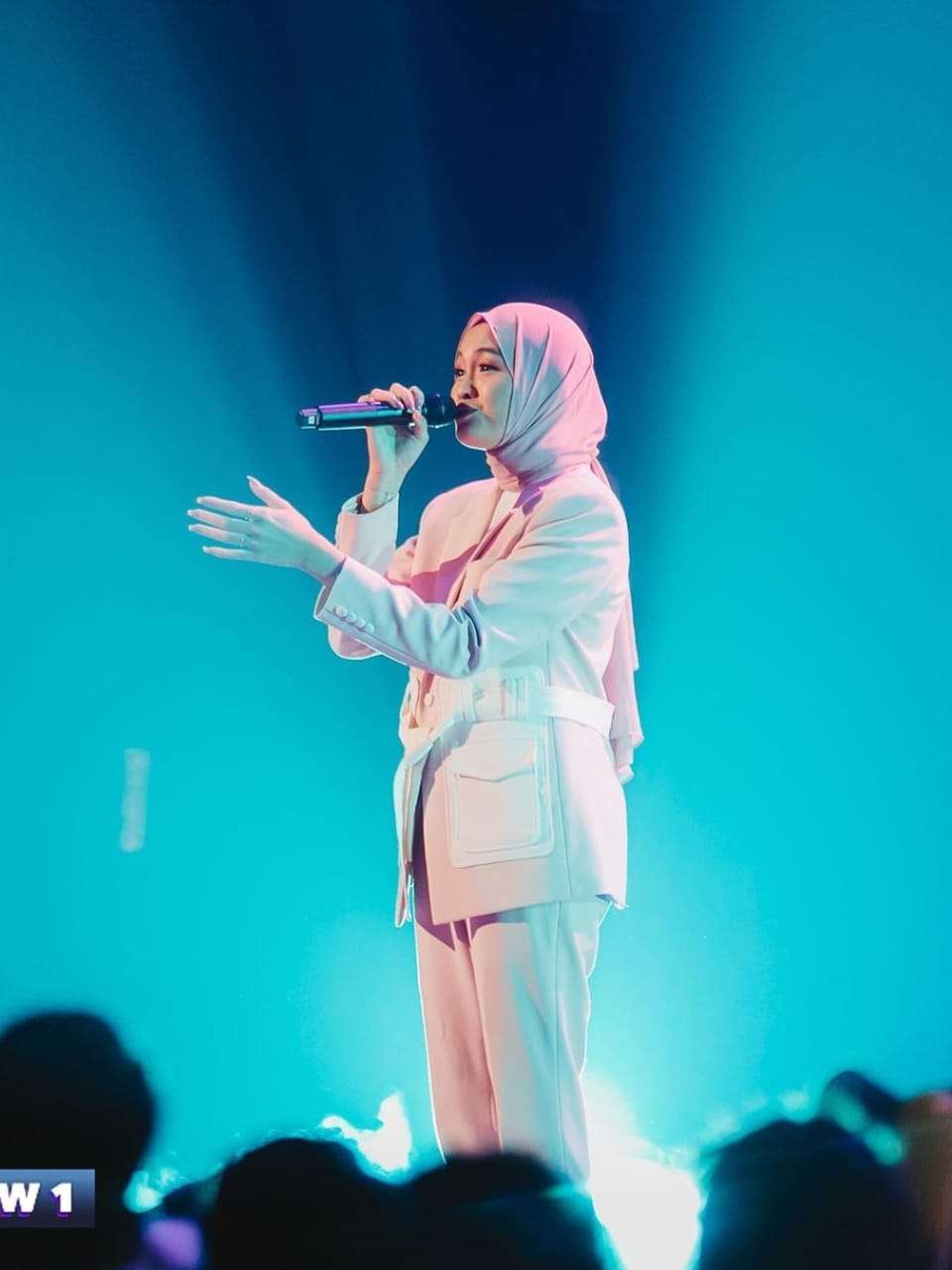 Style Hijab Memikat Salma Salsabil, Juara Indonesian Idol 2023 | Dream ...