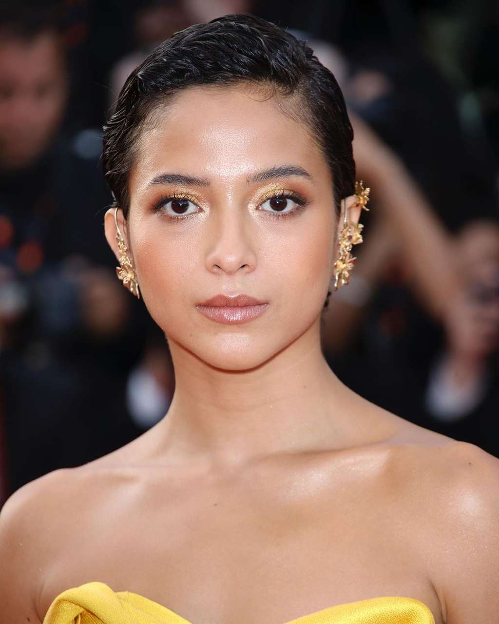 Makeup Nuansa Gold, Putri Marino Stunning di Red Carpet Cannes | Dream ...